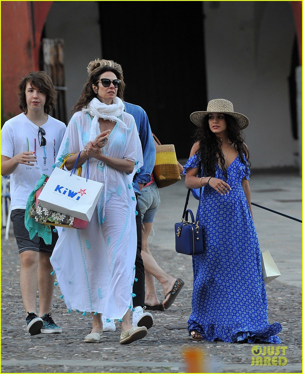 Austin Butler Shows Off Short Haircut on Italian Vacation With Vanessa ...