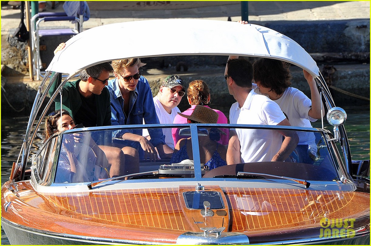 Austin Butler Shows Off Short Haircut on Italian Vacation With Vanessa ...