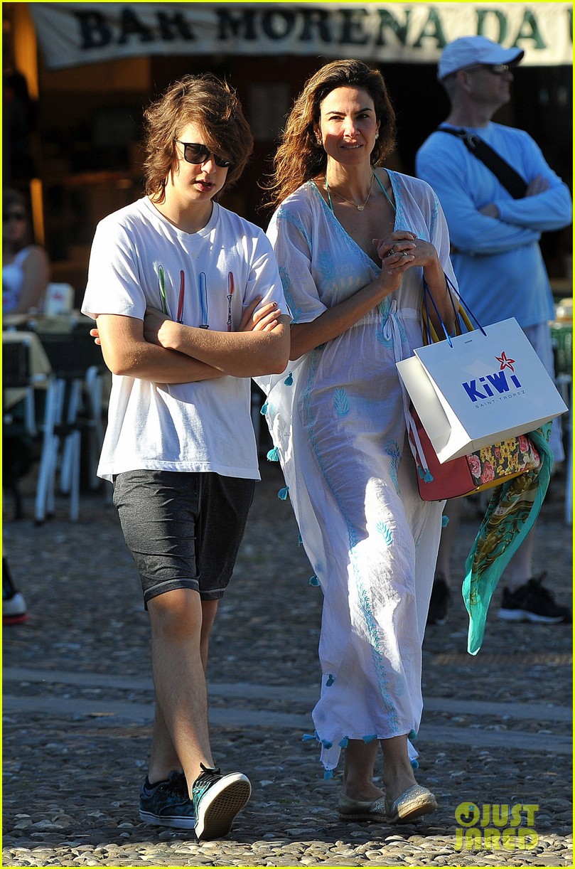 Austin Butler Shows Off Short Haircut on Italian Vacation With Vanessa ...