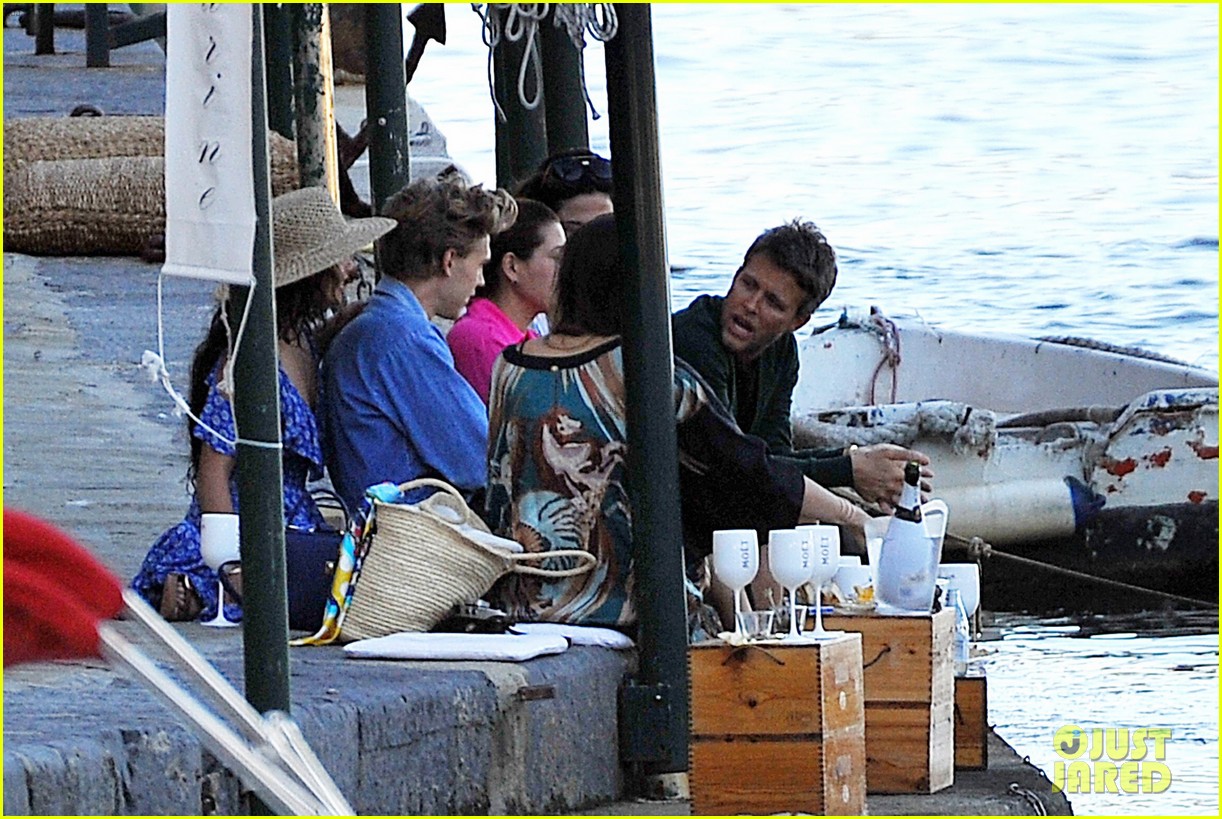 Austin Butler Shows Off Short Haircut on Italian Vacation With Vanessa ...