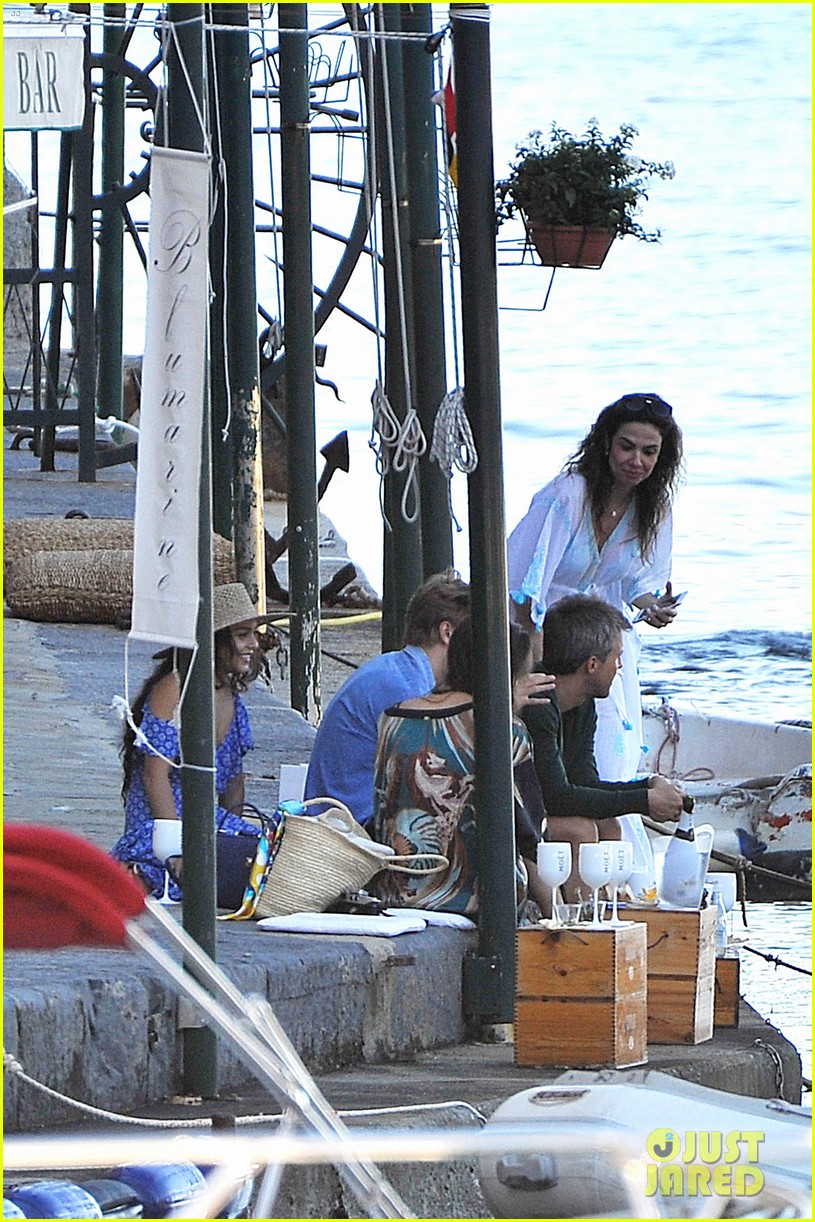 Austin Butler Shows Off Short Haircut on Italian Vacation With Vanessa ...