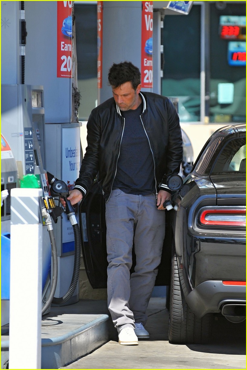 Ben Affleck Takes Flight After Quick Visit with His Kids: Photo 3708750 ...