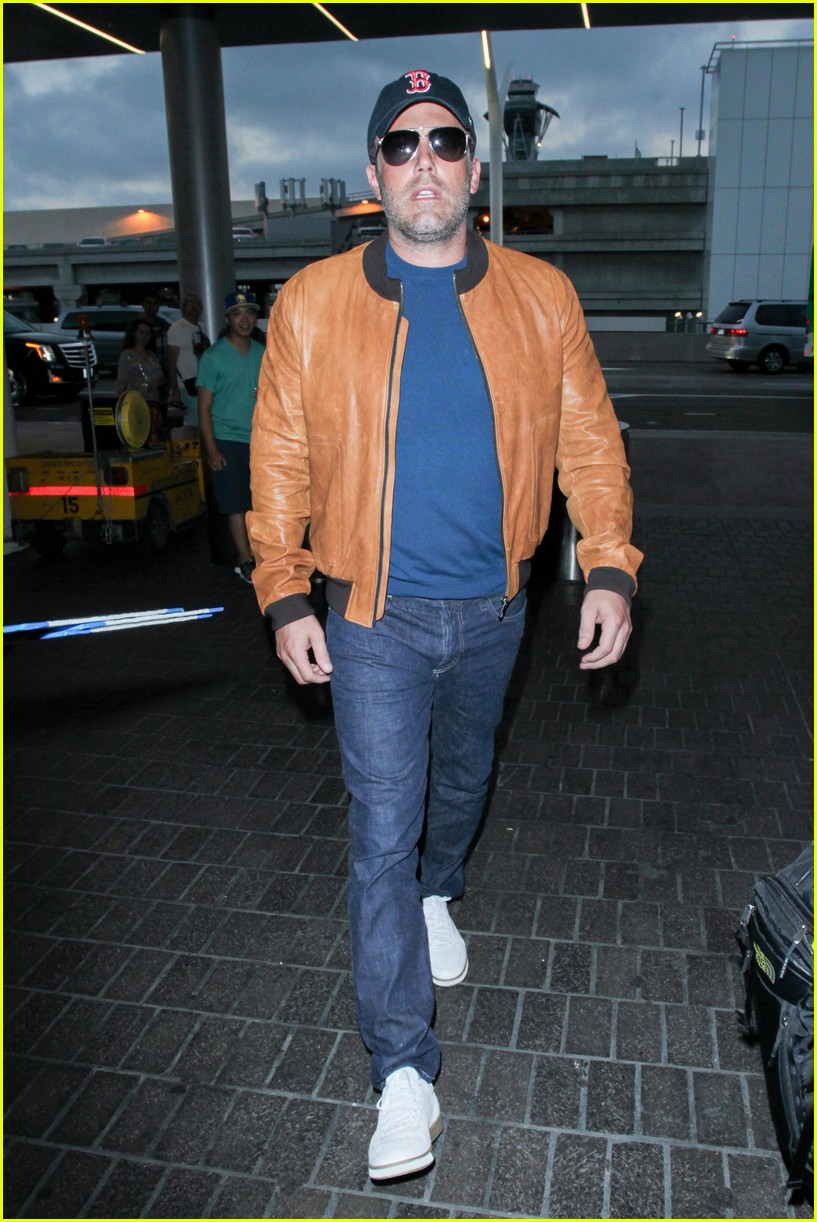 Ben Affleck Takes Flight After Quick Visit with His Kids: Photo 3708754 ...