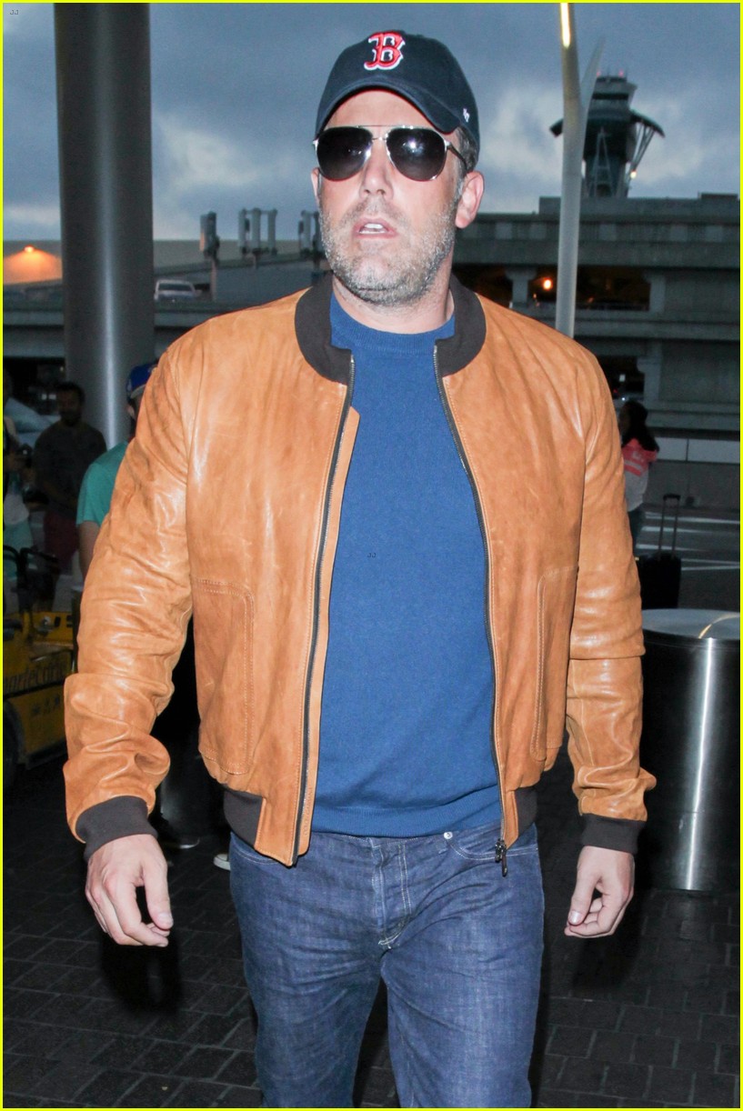 Ben Affleck Takes Flight After Quick Visit with His Kids: Photo 3708766 ...