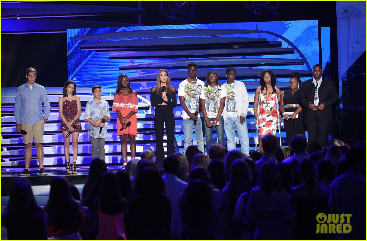 Jessica Alba Brings Teens Affected by Gun Violence On Stage at Teen ...