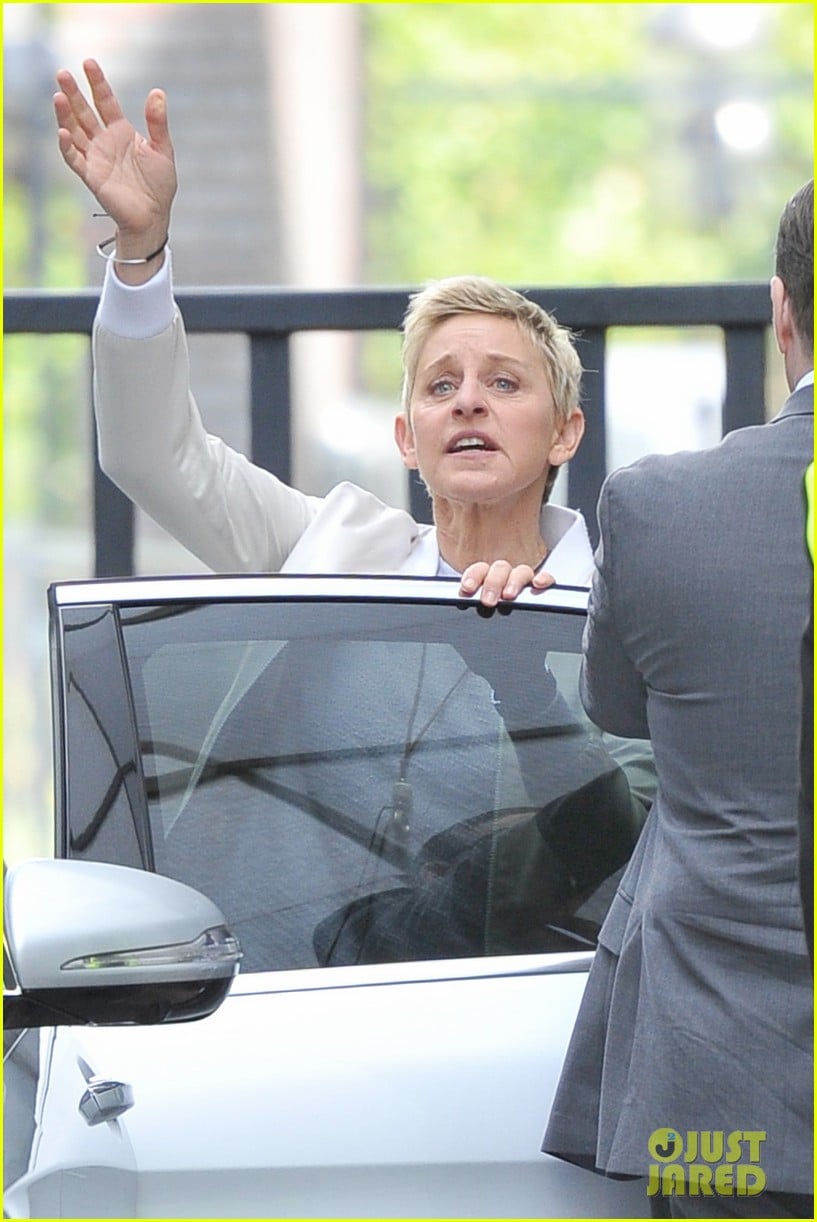 Ellen DeGeneres & Wife Portia Hunt Pokemon on the Beach!: Photo 3704964 ...
