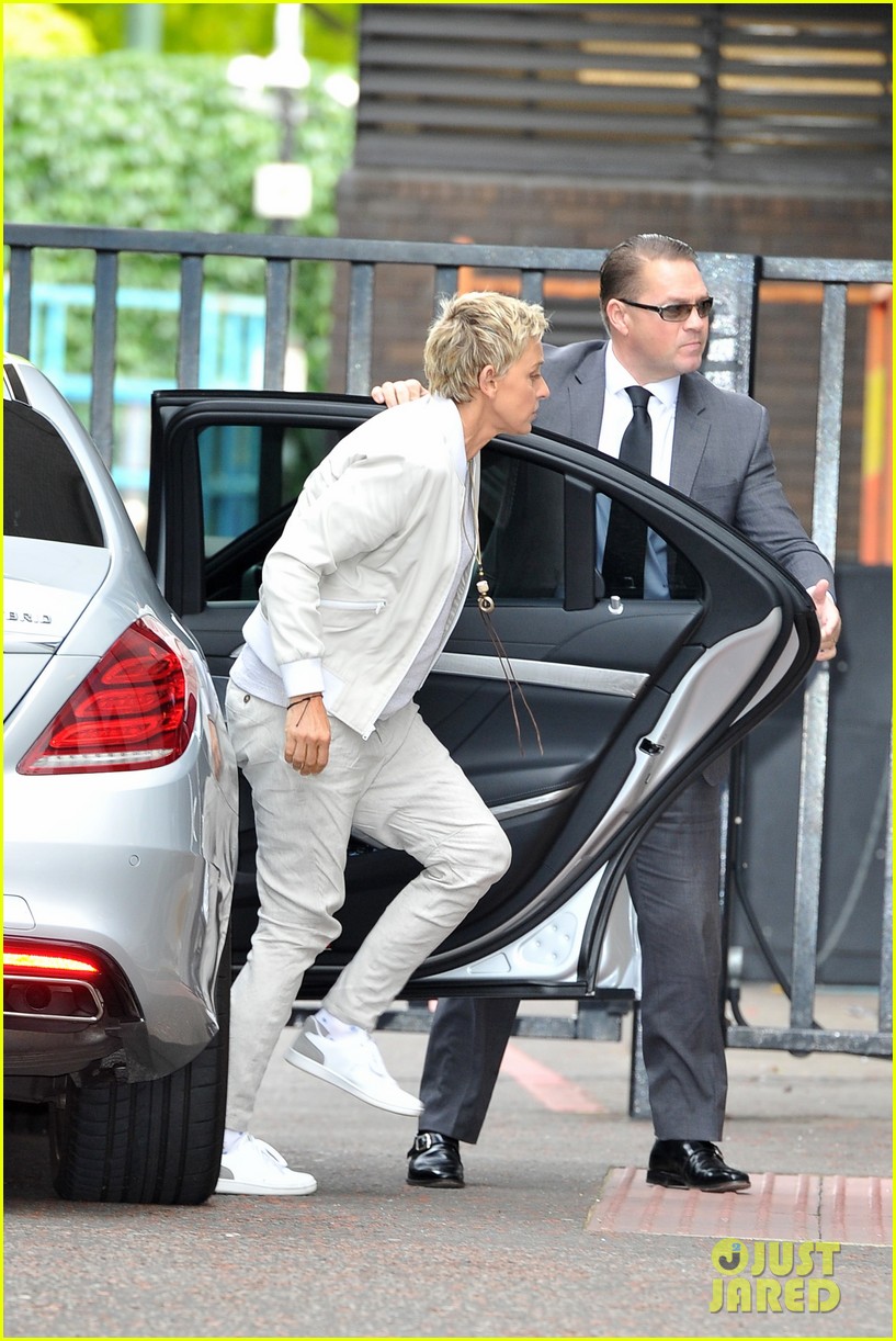 Ellen DeGeneres & Wife Portia Hunt Pokemon on the Beach!: Photo 3704965 ...