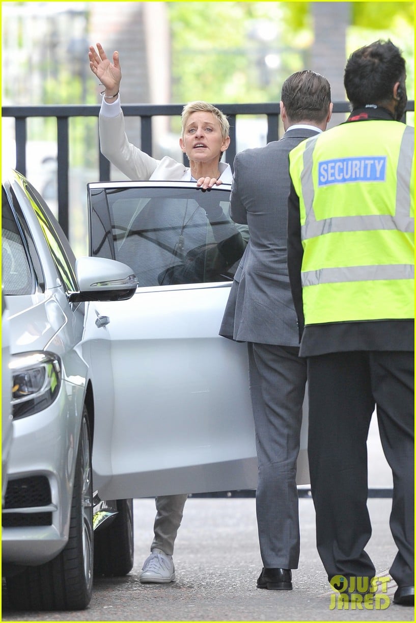 Ellen DeGeneres & Wife Portia Hunt Pokemon on the Beach!: Photo 3704969 ...