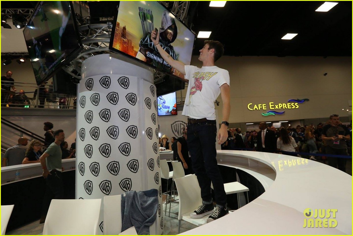 Grant Gustin Reveals 'The Flash' Season 3 Trailer at Comic-Con: Photo ...