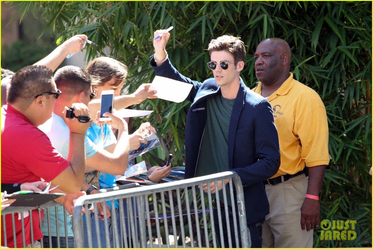 Stephen Amell, Grant Gustin & Melissa Benoist Arrive For 'Conan' Comic ...