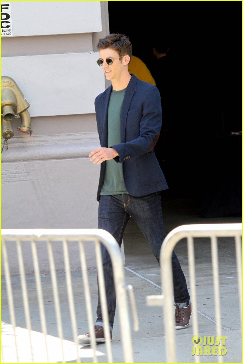 Stephen Amell, Grant Gustin & Melissa Benoist Arrive For 'Conan' Comic ...