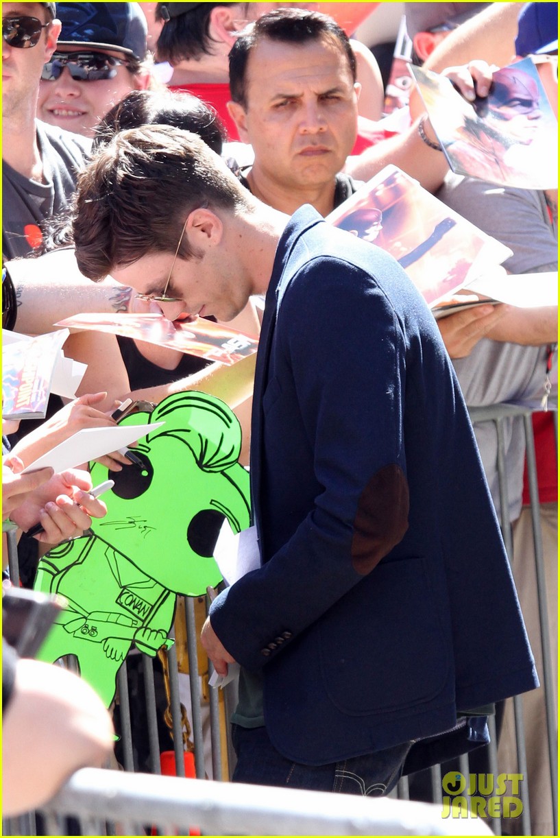 Stephen Amell, Grant Gustin & Melissa Benoist Arrive For 'Conan' Comic ...