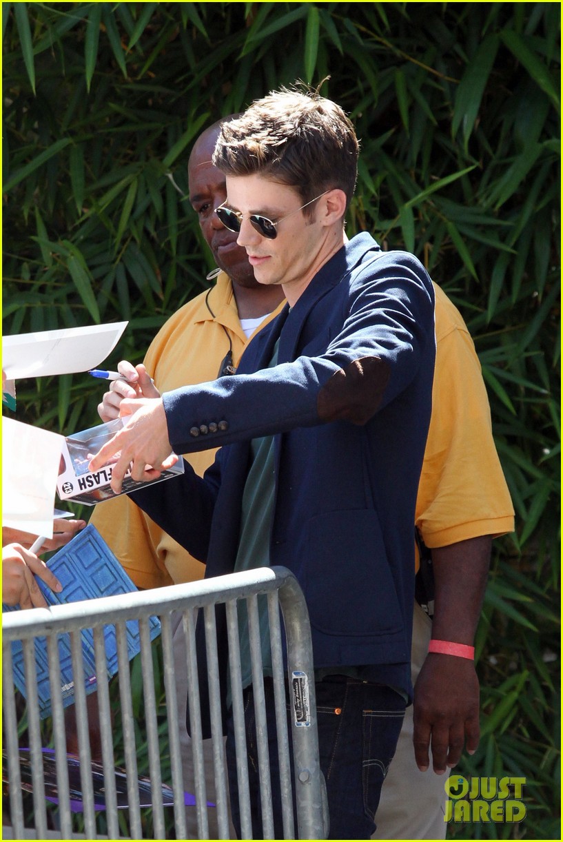 Stephen Amell, Grant Gustin & Melissa Benoist Arrive For 'Conan' Comic ...