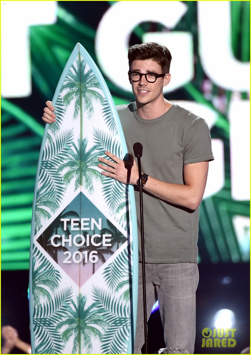 Grant Gustin Takes Home a Surfboard at Teen Choice Awards 2016: Photo ...