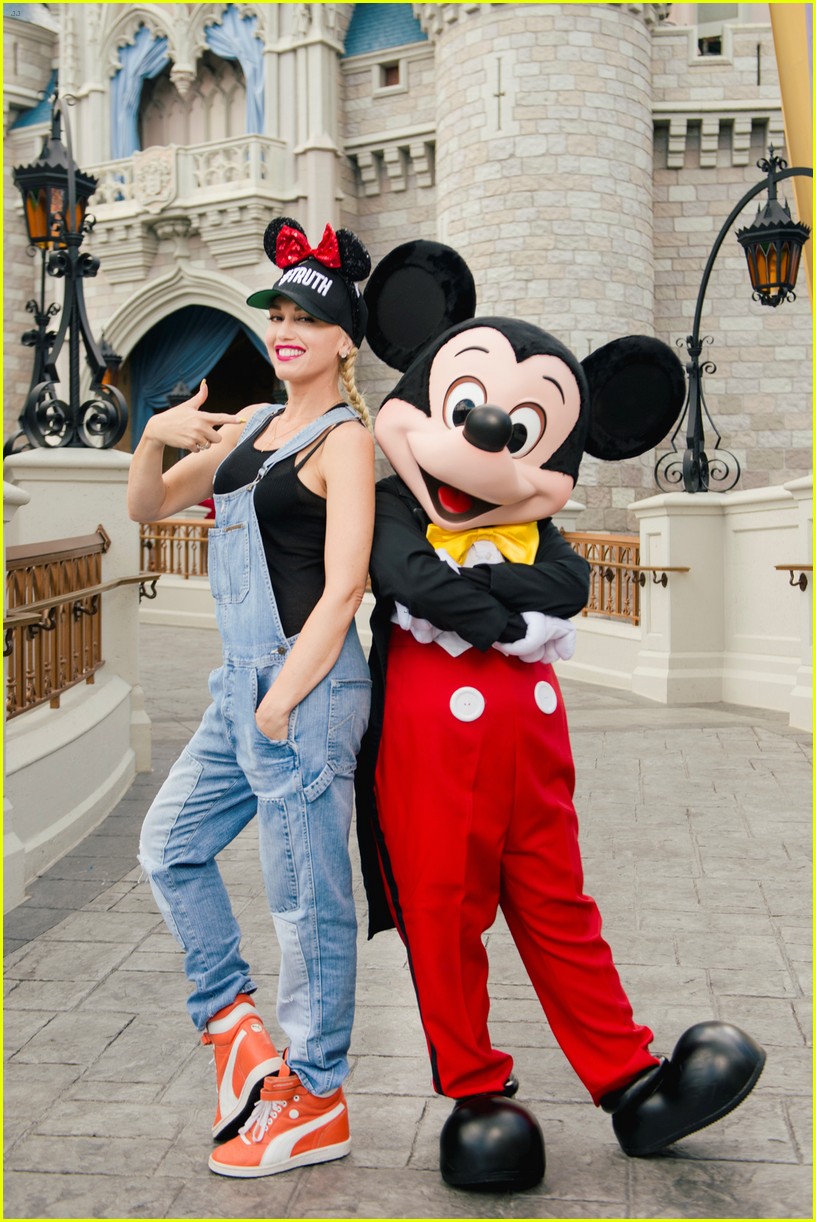 Gwen Stefani Meets Mickey Mouse at Walt Disney World!: Photo 3717456 ...