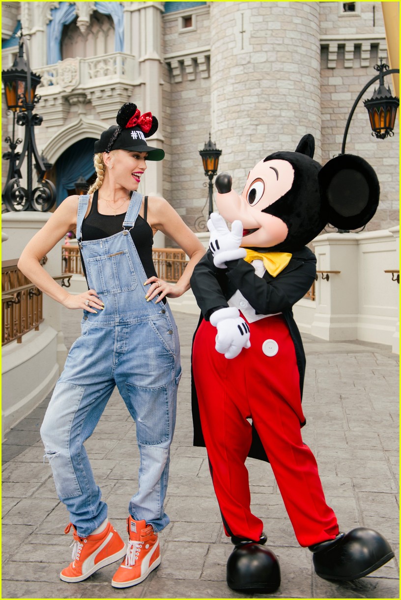 Gwen Stefani Meets Mickey Mouse at Walt Disney World!: Photo 3717458 ...