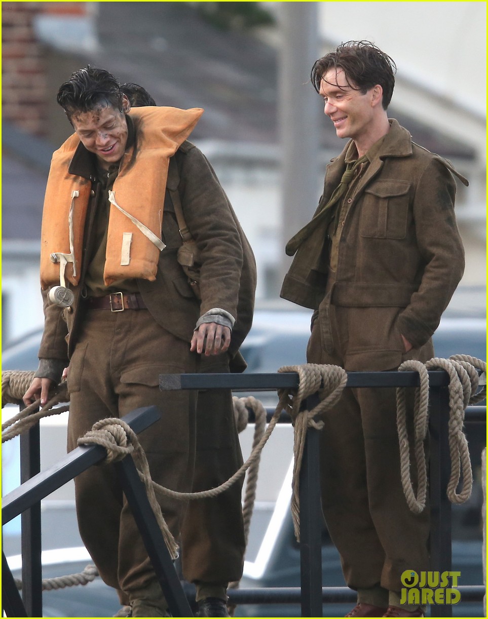 Harry Styles & Cillian Murphy Chat During Downtime on 'Dunkirk': Photo ...