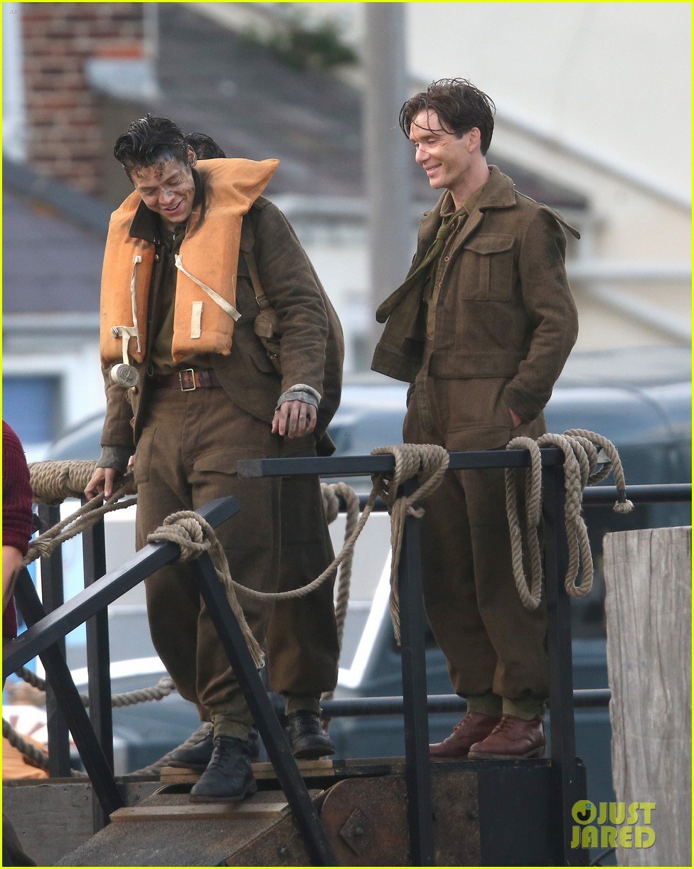 Harry Styles & Cillian Murphy Chat During Downtime on 'Dunkirk': Photo ...