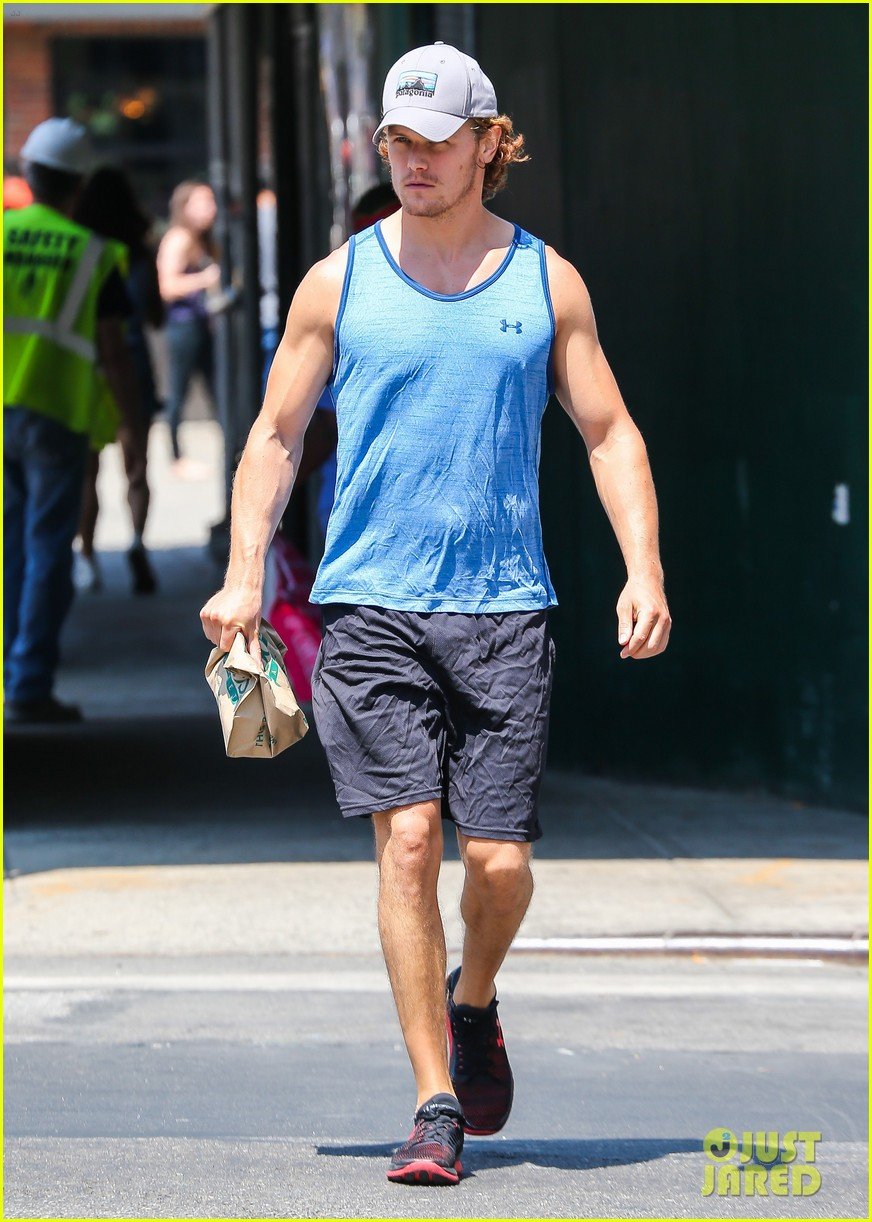 Sam Heughan Shows Off His Arm Muscles After the Gym!: Photo 3712760 ...