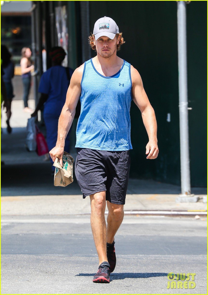 Sam Heughan Shows Off His Arm Muscles After the Gym!: Photo 3712762 ...