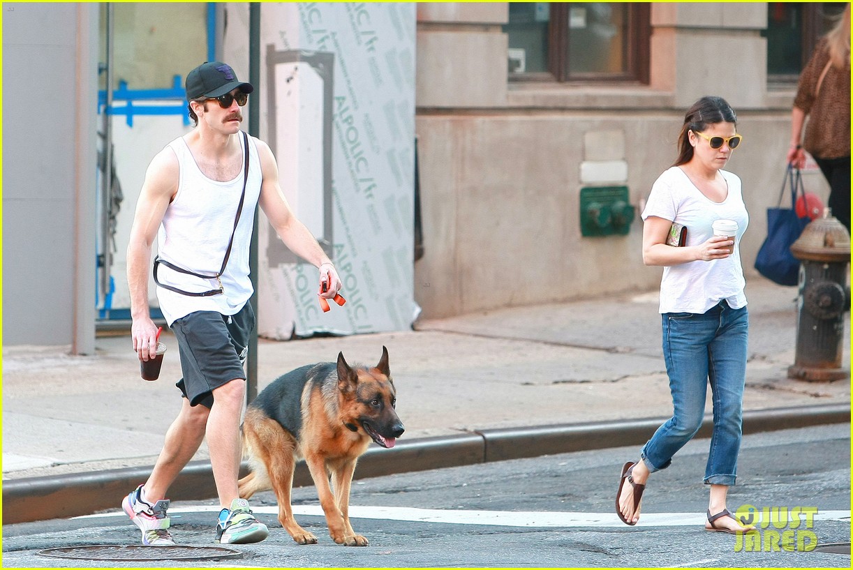 Jake Gyllenhaal Shows His Bulging Biceps in a Tight Tank: Photo 3710503 ...