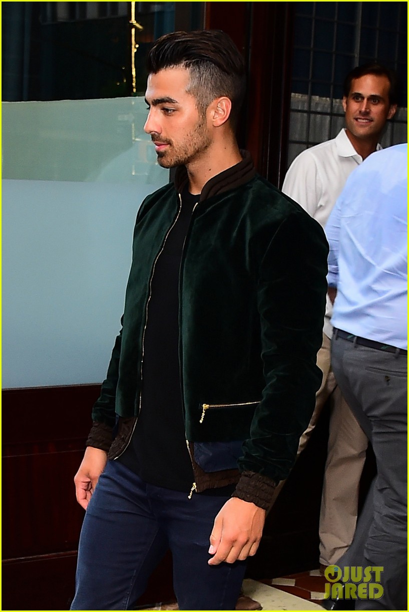 Joe Jonas Challenges Brother Nick to a Boxing Match on 'Live with Kelly ...