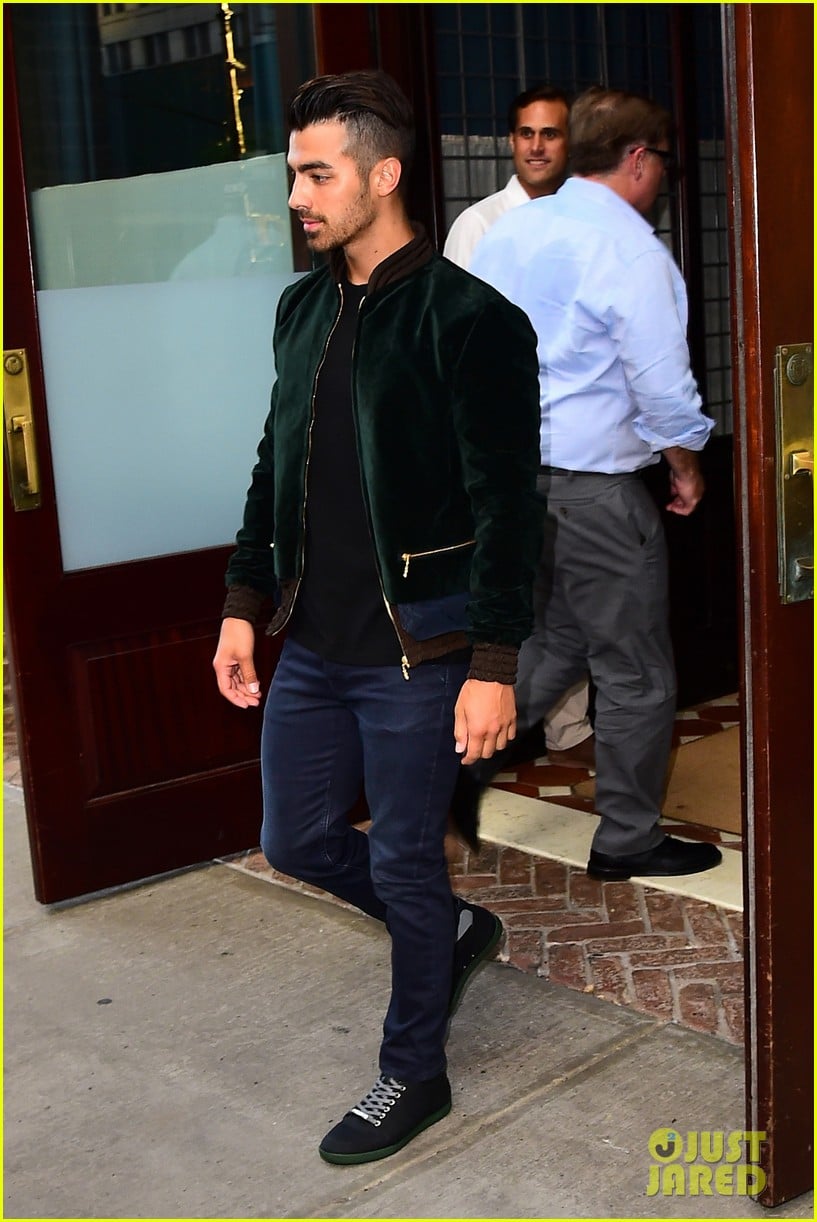 Joe Jonas Challenges Brother Nick to a Boxing Match on 'Live with Kelly ...