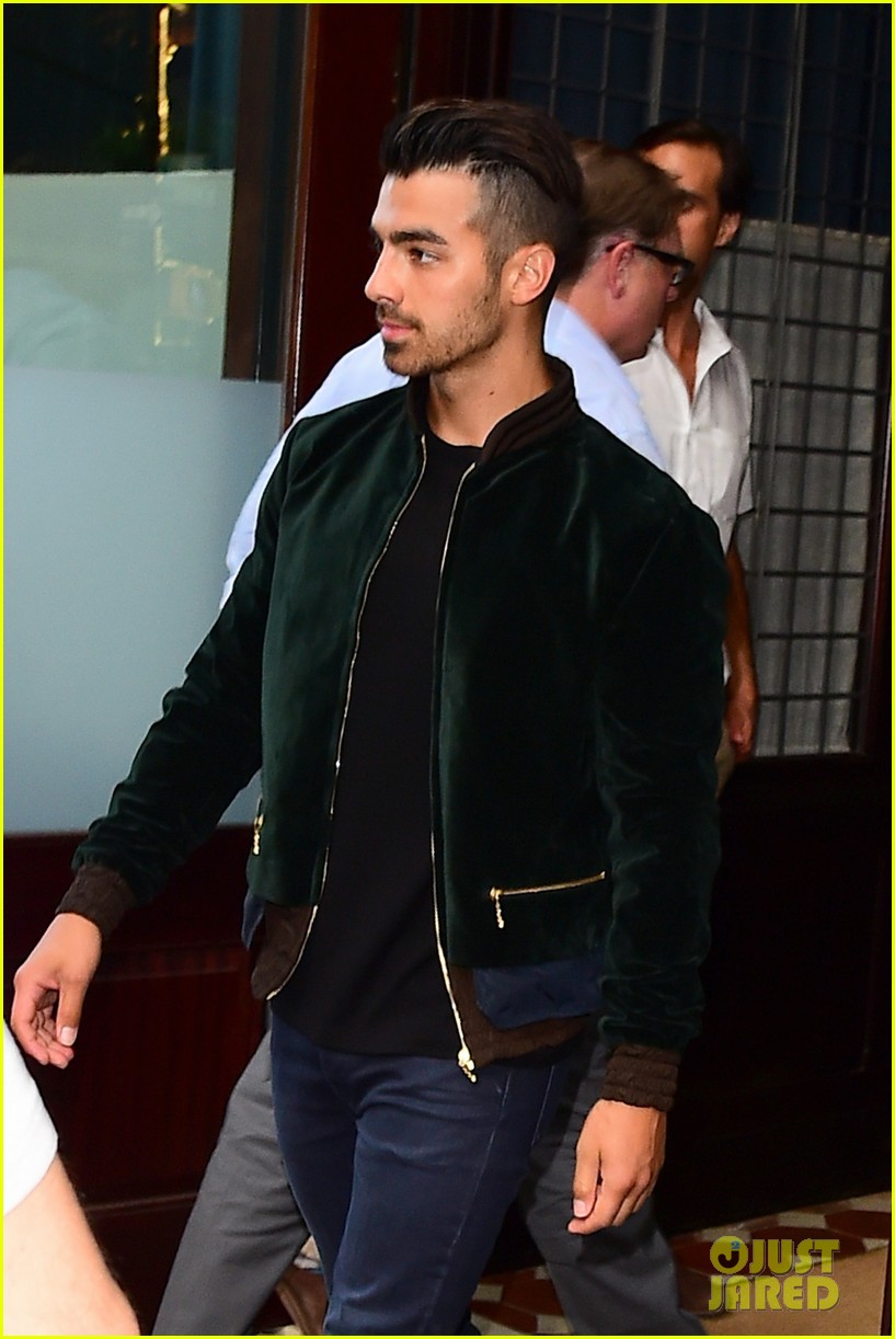 Joe Jonas Challenges Brother Nick to a Boxing Match on 'Live with Kelly ...