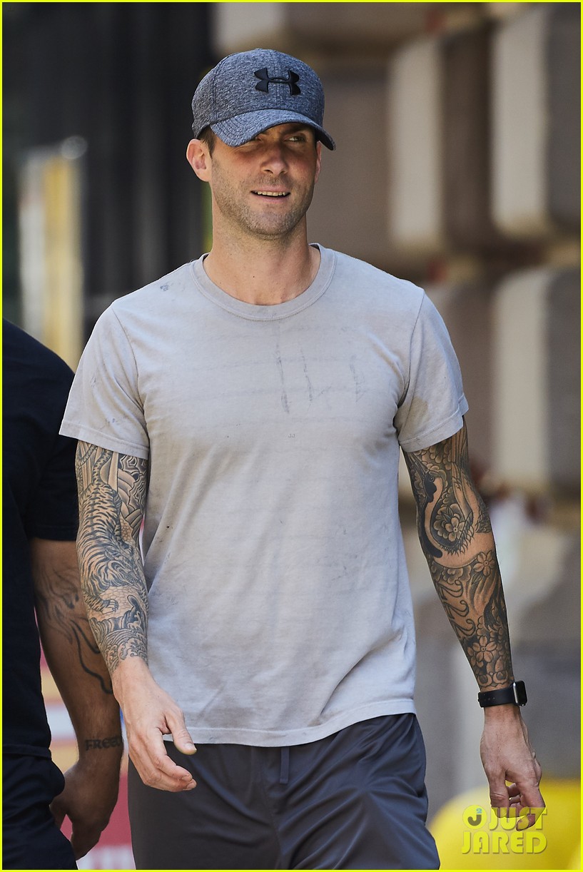 Adam Levine Steps Out in His Workout Gear: Photo 3705458 | Adam Levine ...