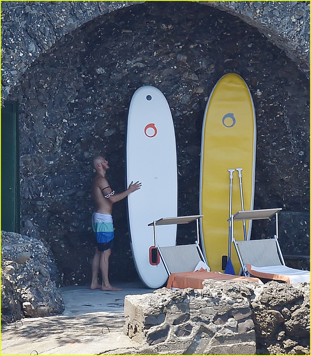 Alexander Ludwig Goes Shirtless While Working Out in Italy: Photo ...