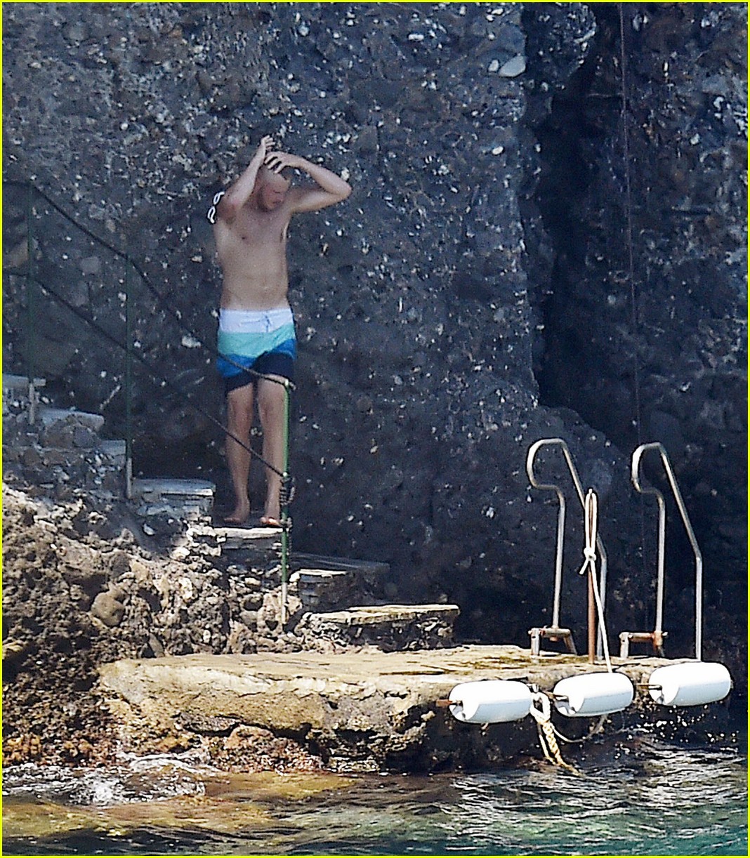 Alexander Ludwig Goes Shirtless While Working Out in Italy: Photo ...