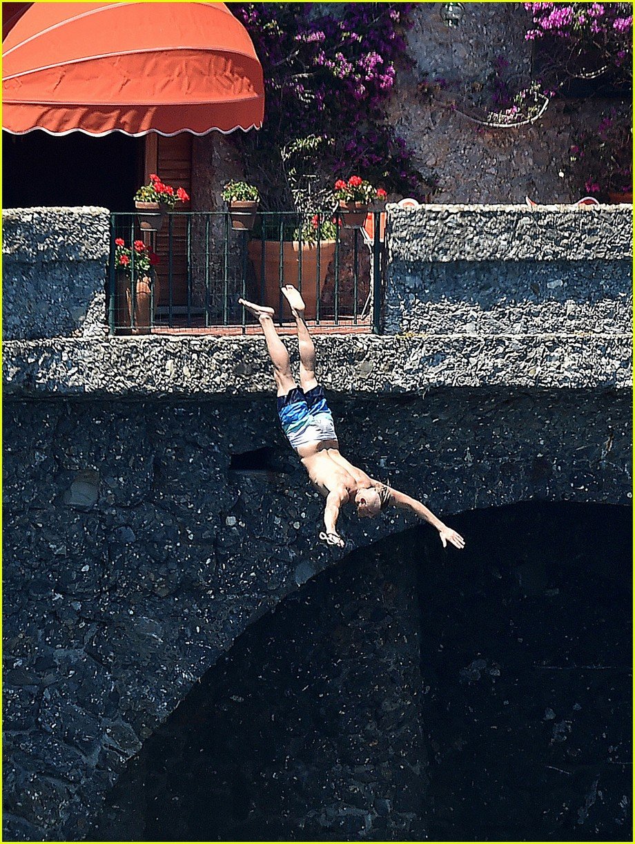 Alexander Ludwig Goes Shirtless While Working Out in Italy: Photo ...