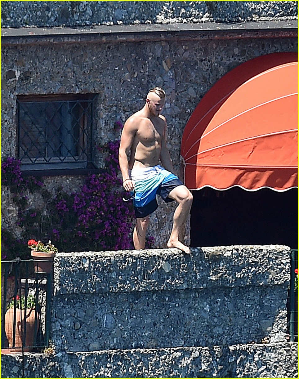 Alexander Ludwig Goes Shirtless While Working Out in Italy: Photo ...