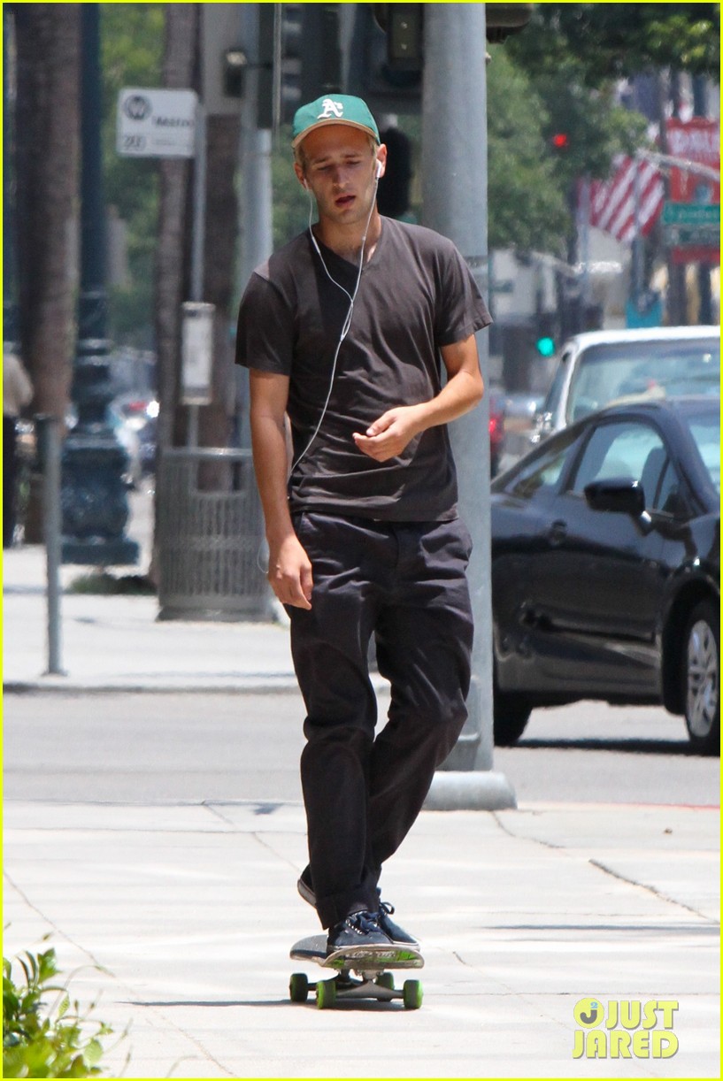 Hopper Penn Shows Off His Skateboarding Skills: Photo 3696849 | Hopper ...