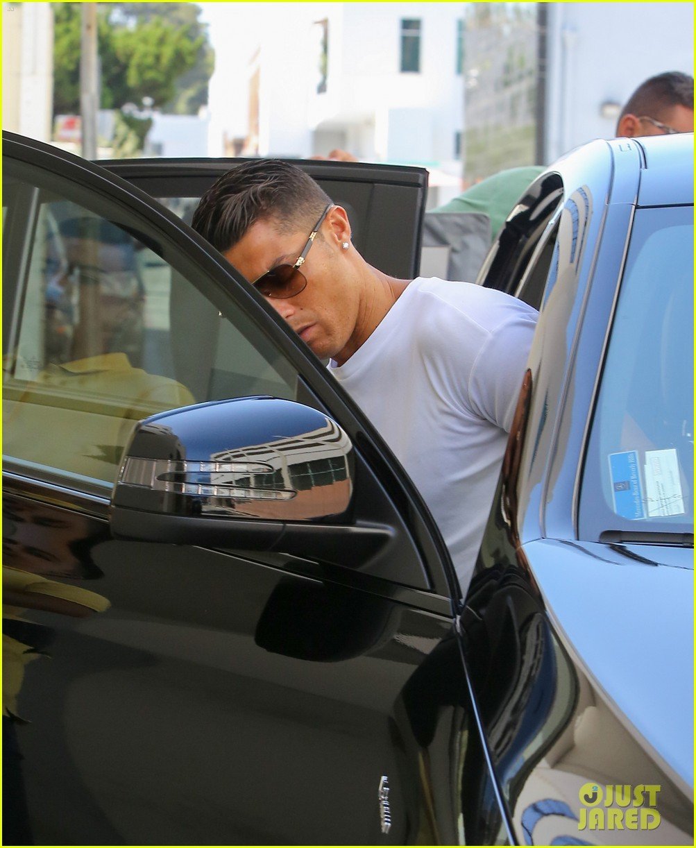 Cristiano Ronaldo Shows Off His Totally Ripped Abs on Social Media ...