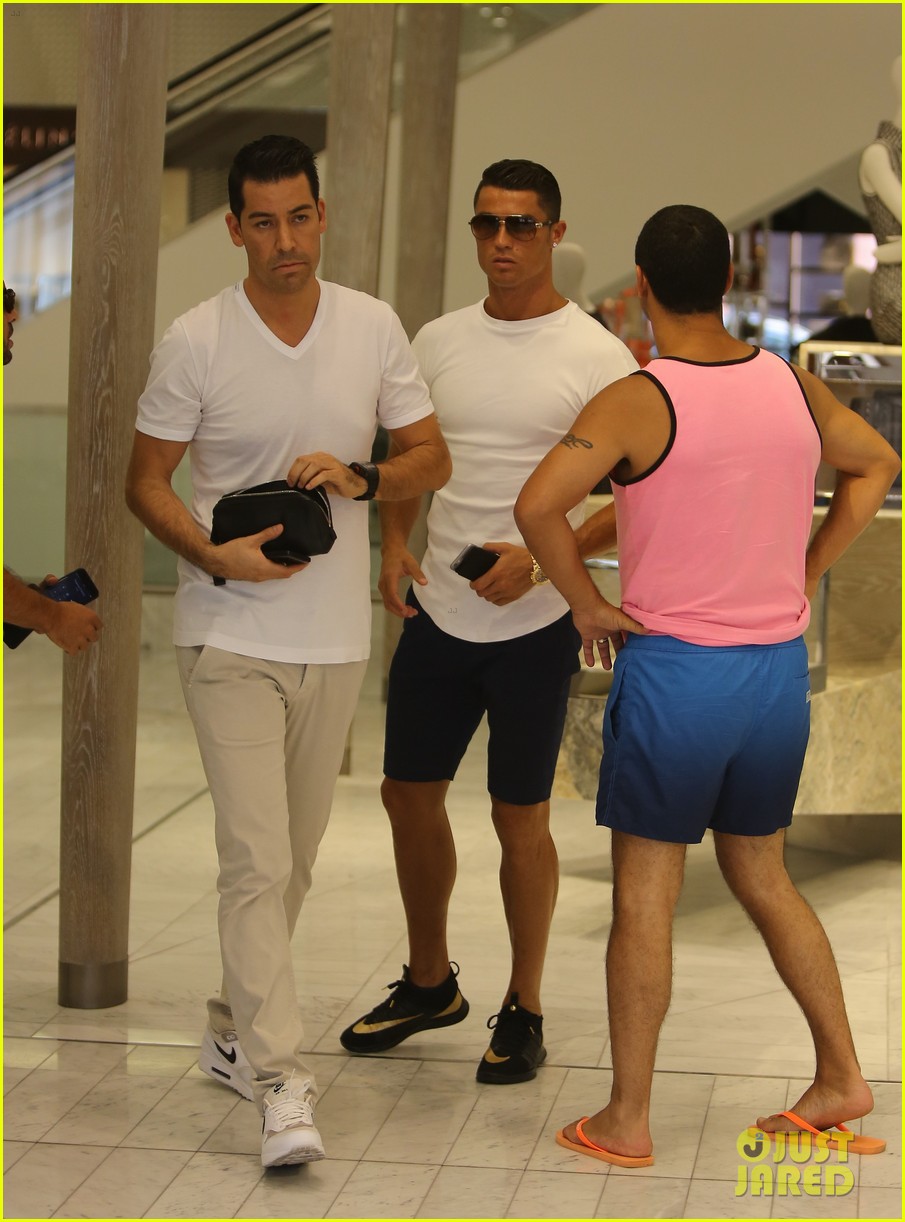 Cristiano Ronaldo Shows Off His Totally Ripped Abs on Social Media ...