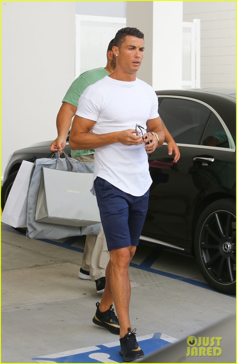 Cristiano Ronaldo Shows Off His Totally Ripped Abs on Social Media ...