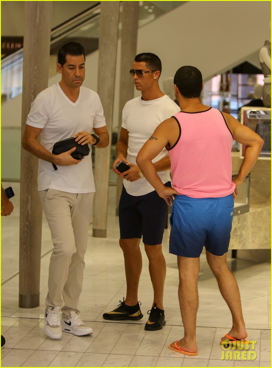 Cristiano Ronaldo Shows Off His Totally Ripped Abs on Social Media ...