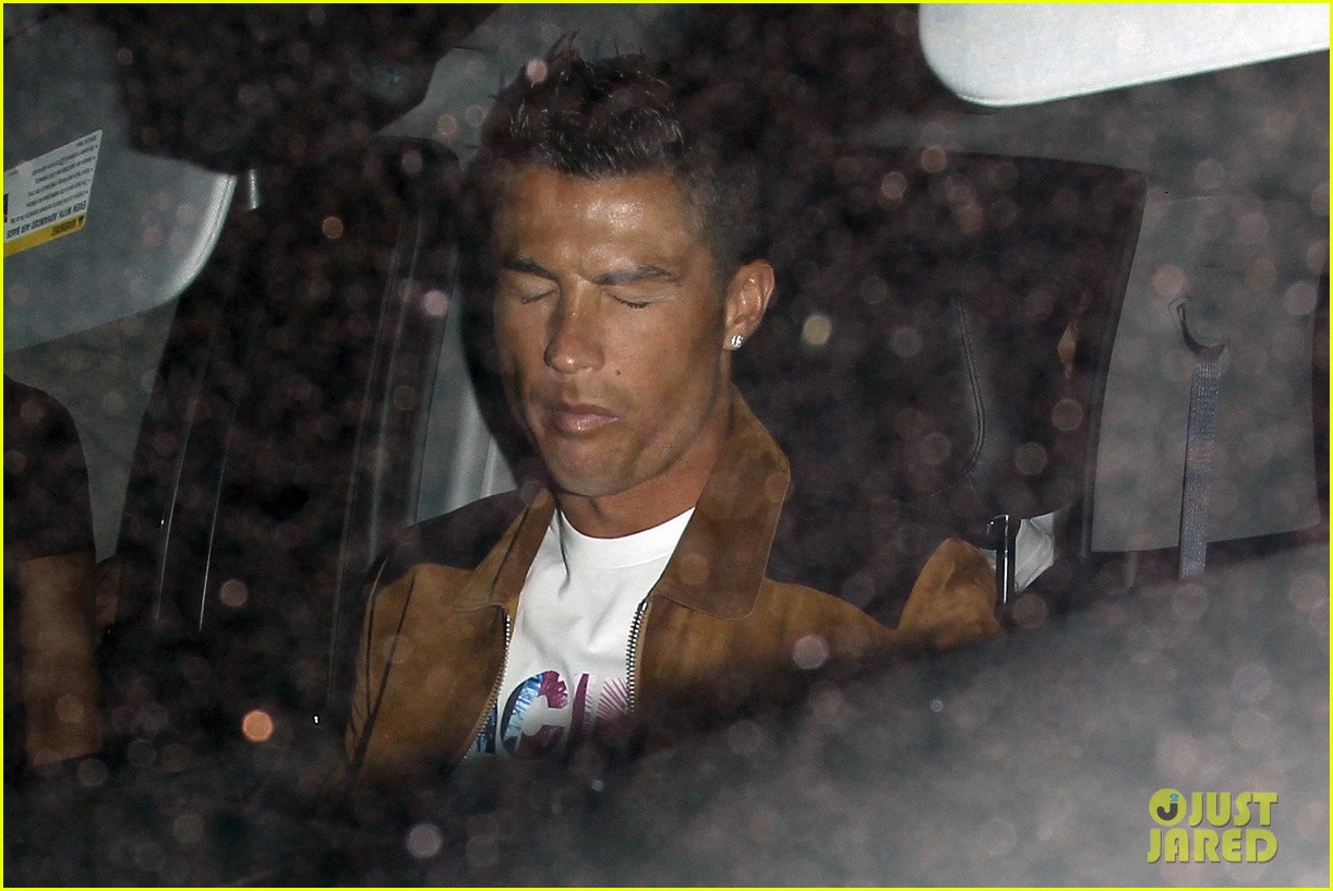 Cristiano Ronaldo Shows Off His Totally Ripped Abs on Social Media ...