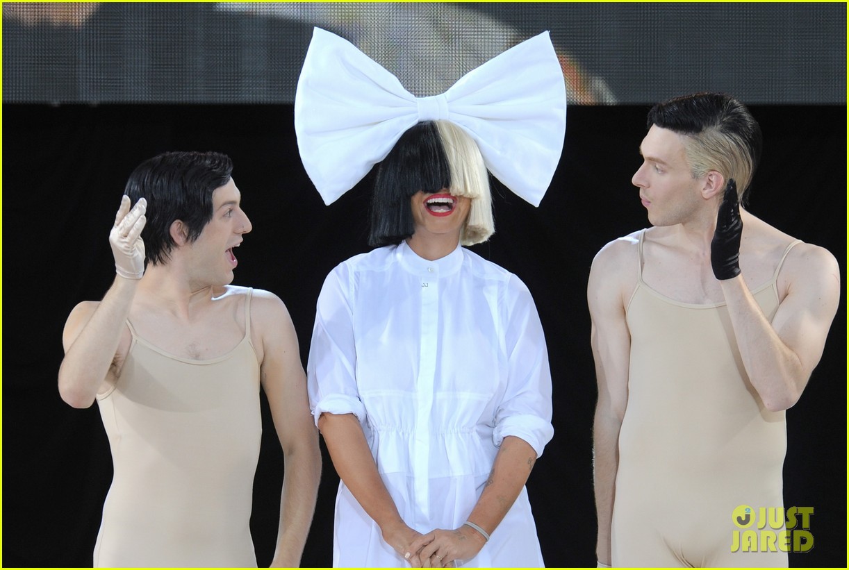 Sia Admits to Crying in Her Dressing Room Before 'GMA' Performance ...