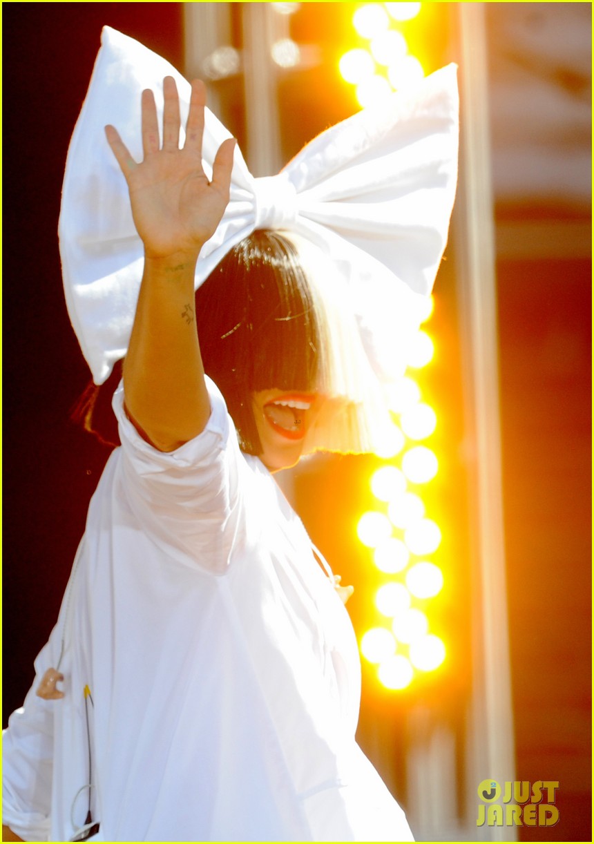 Sia Admits to Crying in Her Dressing Room Before 'GMA' Performance ...