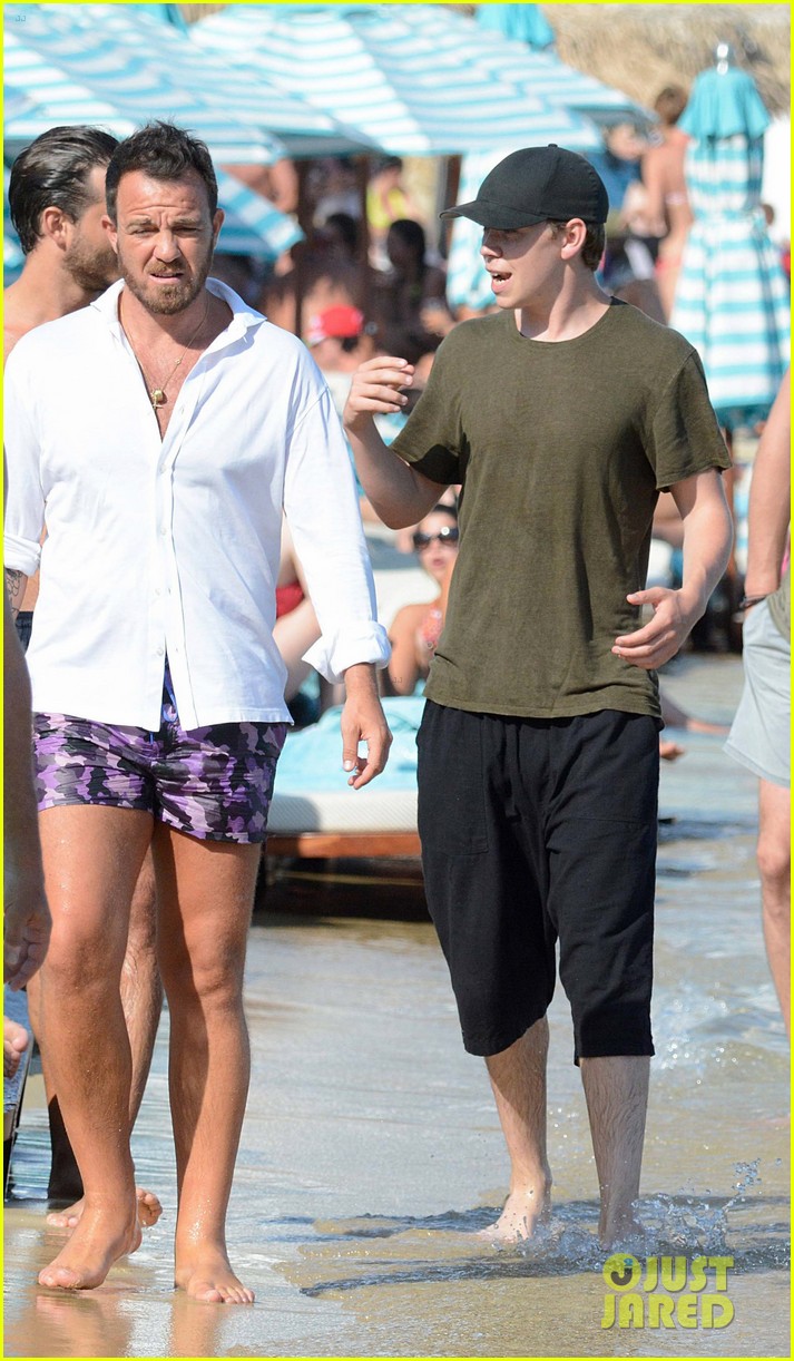 Will Poulter Goes Shirtless For Greek Vacation: Photo 3702004 ...