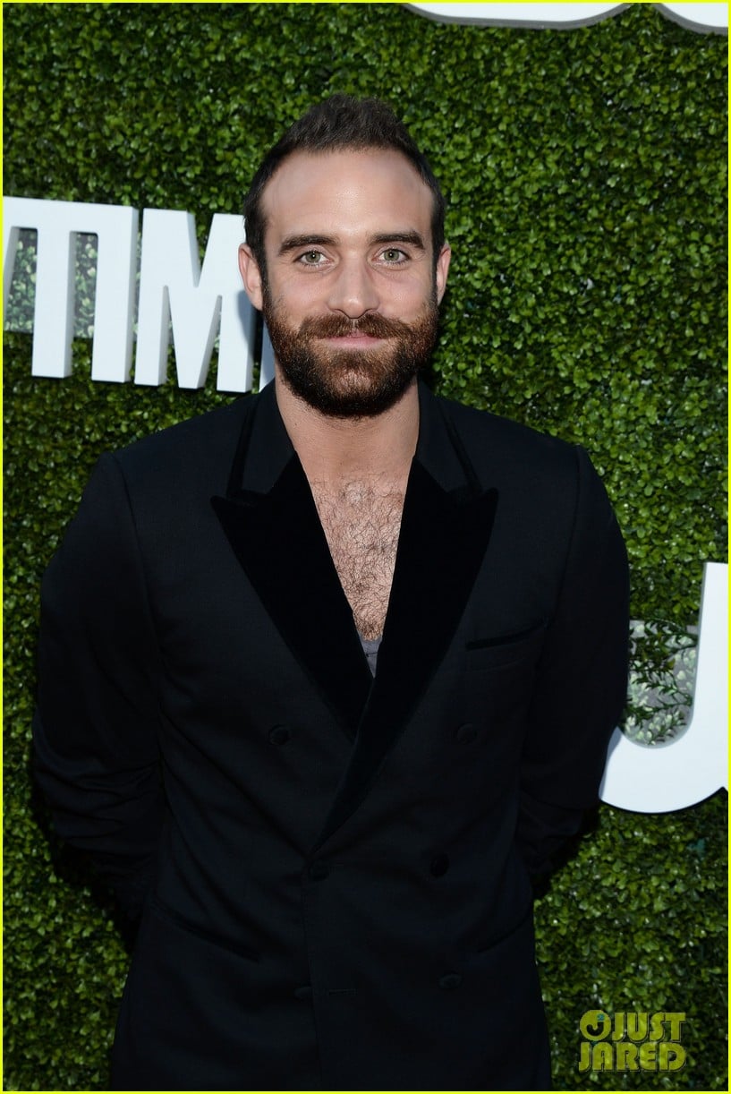 Lizzy Caplan & Fiance Tom Riley Couple Up At CBS, CW, Showtime Summer ...