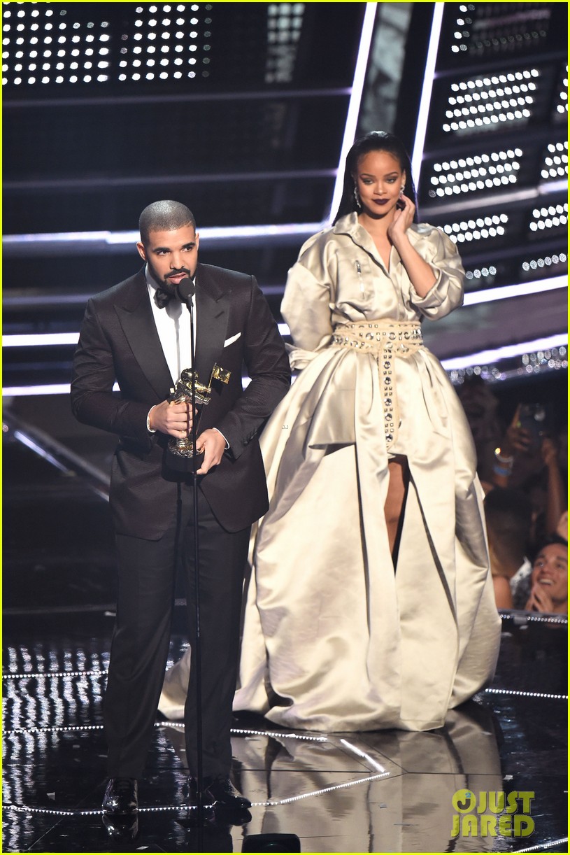 Drake Professes Love for Rihanna During VMAs Speech (Video): Photo ...