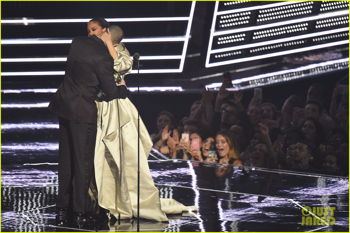 Drake Professes Love for Rihanna During VMAs Speech (Video): Photo ...