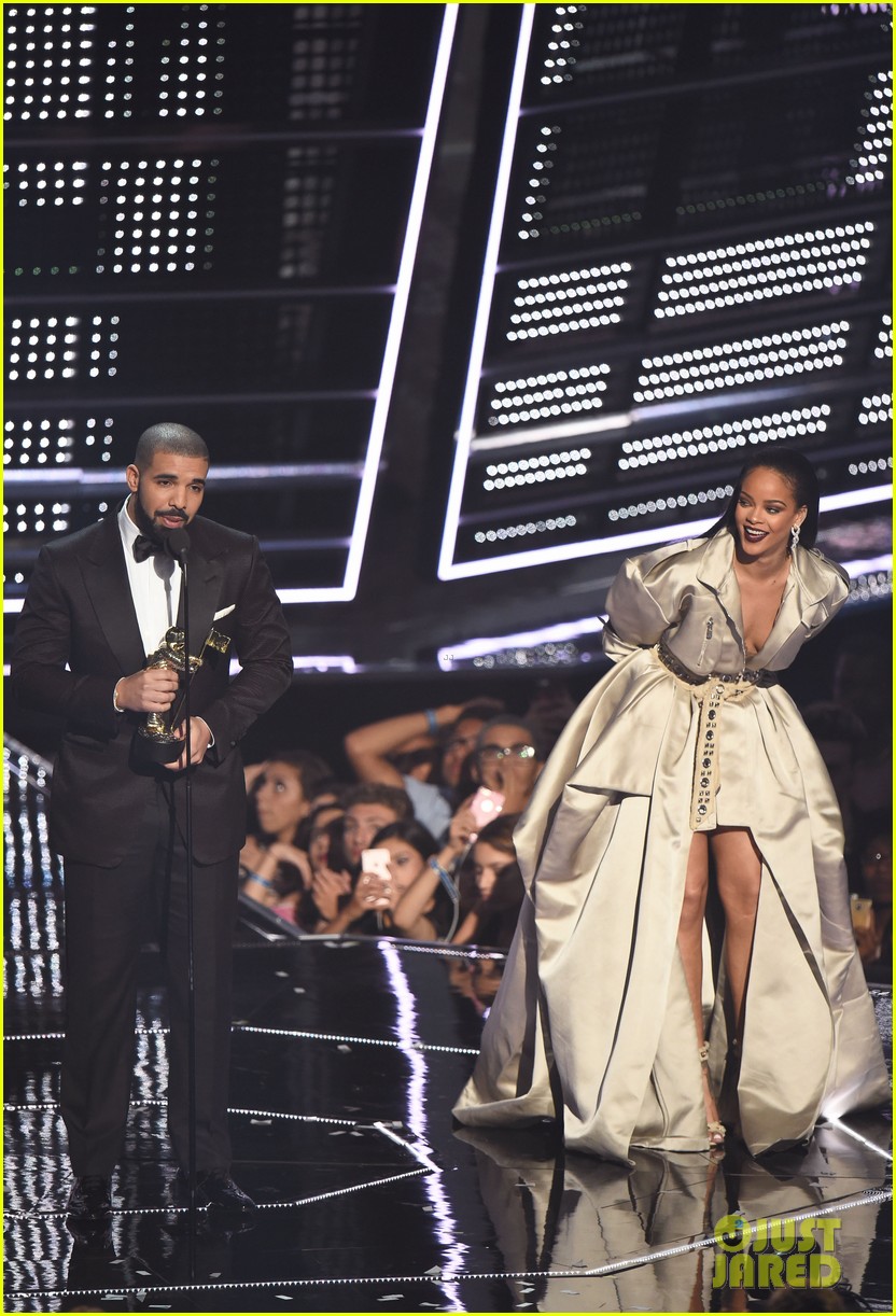 Drake Professes Love for Rihanna During VMAs Speech (Video): Photo ...