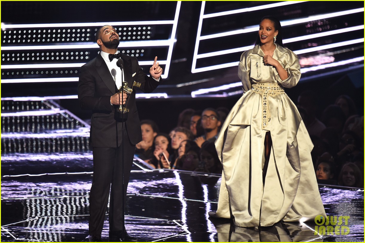Drake Professes Love for Rihanna During VMAs Speech (Video): Photo ...