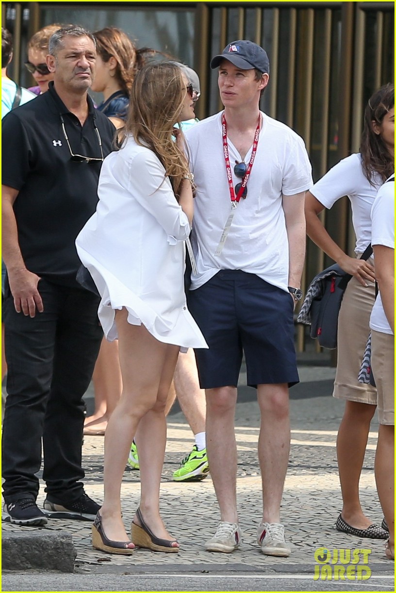 Eddie Redmayne & Wife Hannah Hit Up U.S. Olympic Beach Volleyball Game ...
