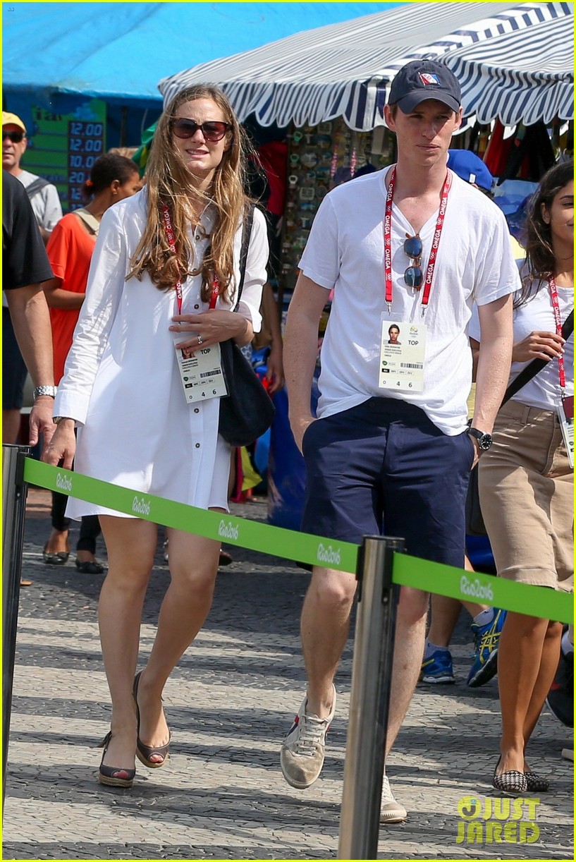 Eddie Redmayne & Wife Hannah Hit Up U.S. Olympic Beach Volleyball Game ...