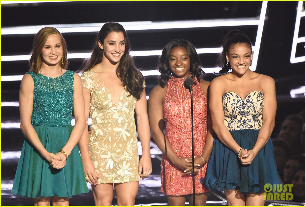 The Final Five Gets Hugs From Beyonce While Presenting at MTV VMAs 2016 ...